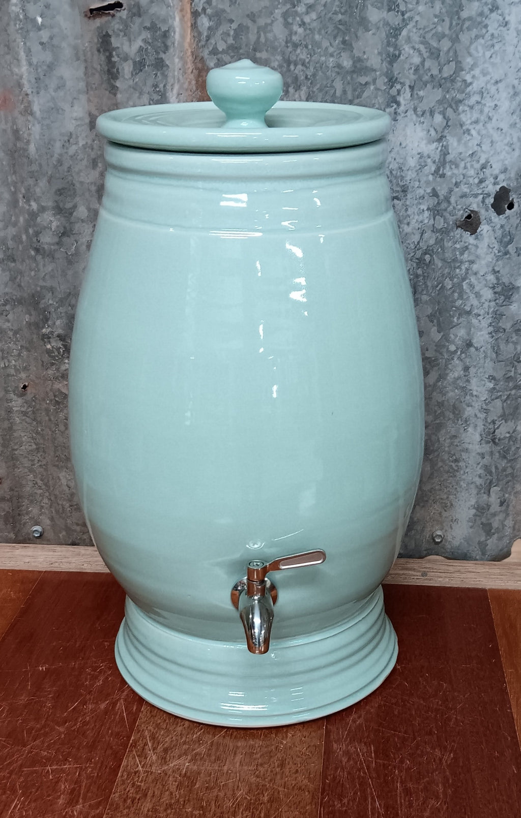 .Mary Valley Water Pot Green – Peter Wallace Pottery